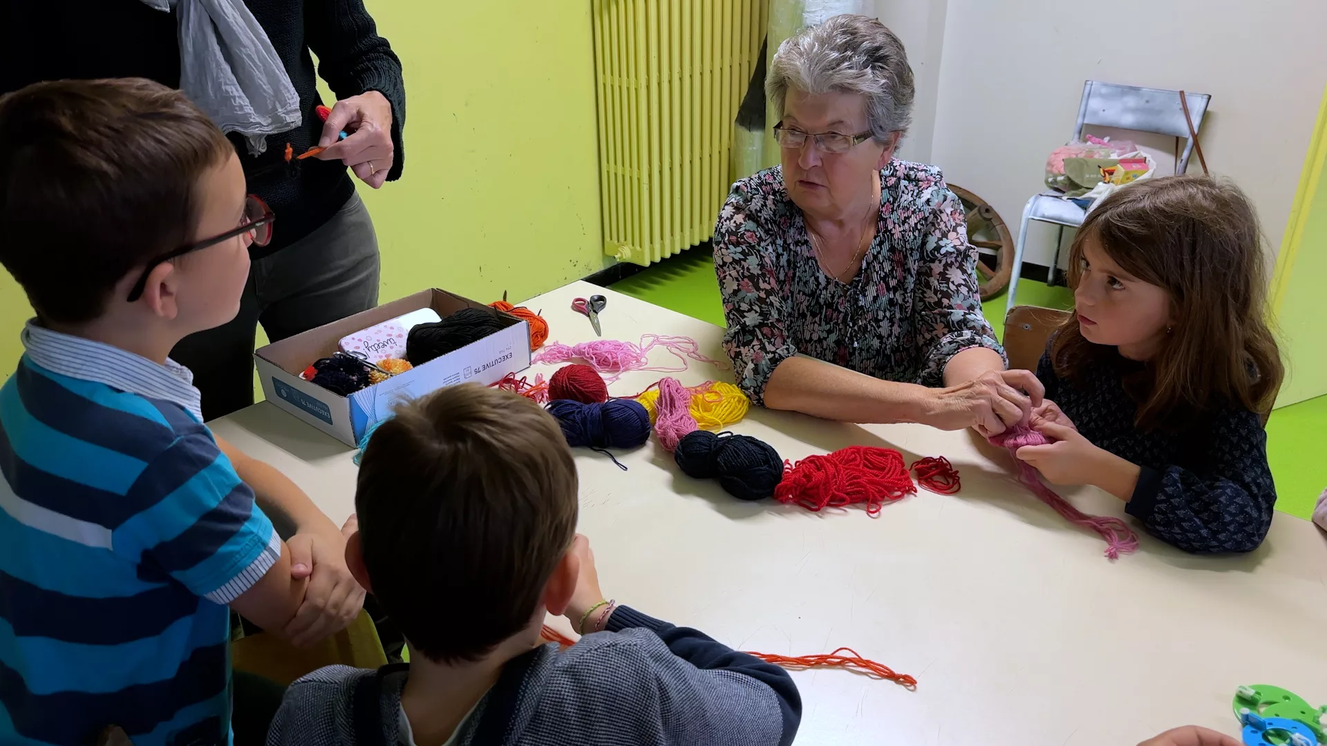 Graphisme et carrés tricotés, un projet intergénérationnel